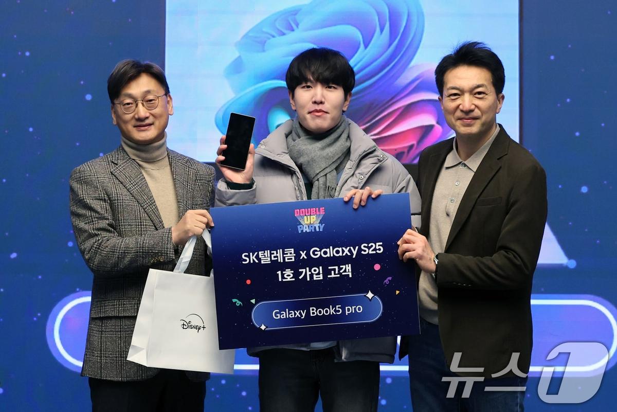 SKT '갤S25 1호 개통' 고객 "AI 기능에 아이폰서 환승"(종합) - 뉴스1