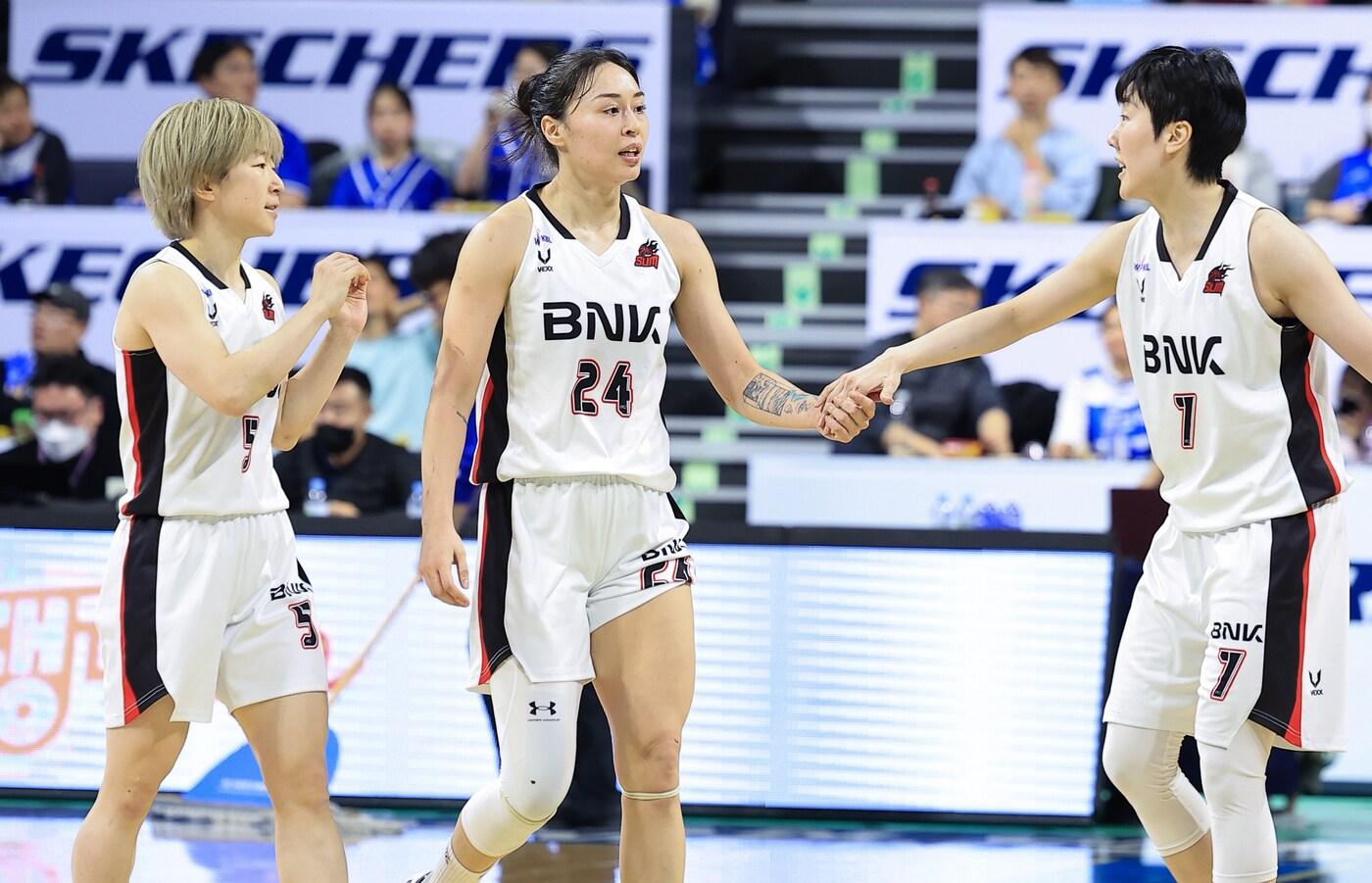 여자농구 우승 경쟁 대혼전…BNK, 우리은행 잡고 공동 선두 도약 - 뉴스1