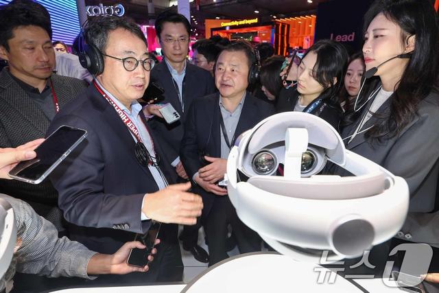 [MWC25] 'XR 무한'에 질문 쏟아낸 유영상…노태문 "쓰고 걸어도 돼" - 뉴스1