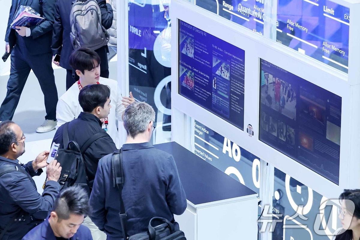 [MWC25]액체냉각기술로 발열 잡는다…SKT 'AI 데이터센터' - 뉴스1