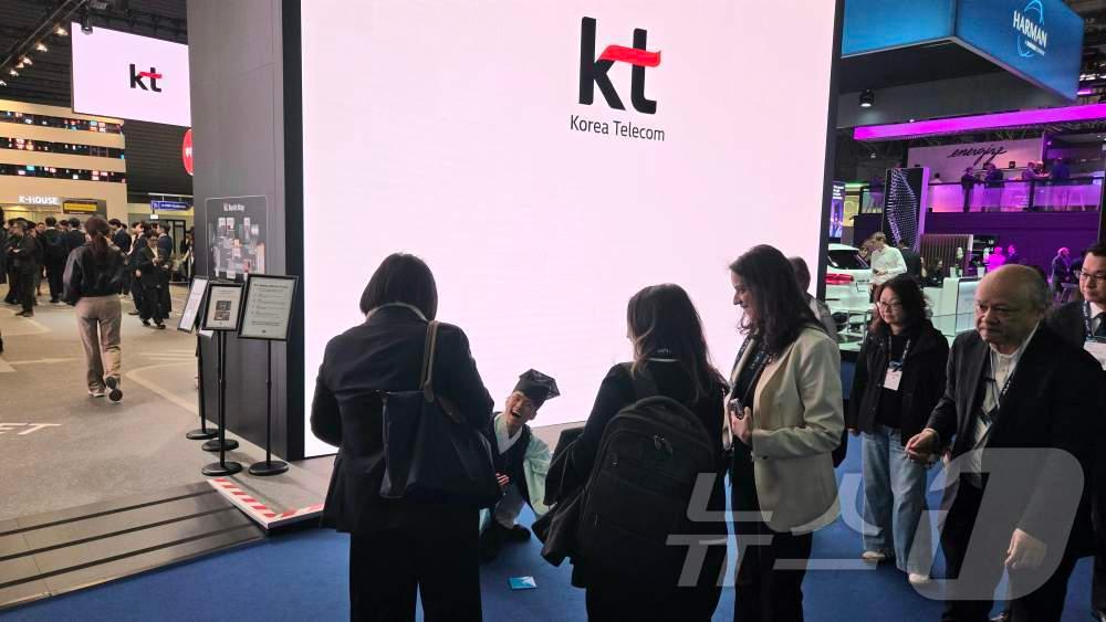 [MWC25]오겜2의 딱지치기? "오마이갓"…'K-AI'로 외국인 사로잡은 KT - 뉴스1