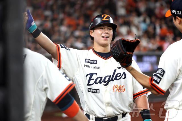 한화 노시환, 개인 통산 100호 홈런…NC전 솔로포로 3G 연속 아치 - 뉴스1