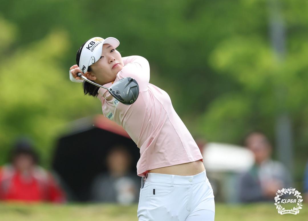 '10언더파 코스레코드' 방신실, 셀트리온 퀸즈 2R 공동 선두 도약 - 뉴스1