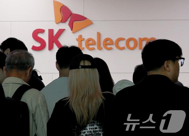 신한證 "SKT 유심 교체, 최대 2000억 부담…주가 회복 전망" - 뉴스1