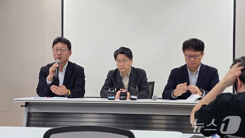 SKT "보상 시 고객도 입증책임…현재까지 피해사례 없어"(종합) - 뉴스1