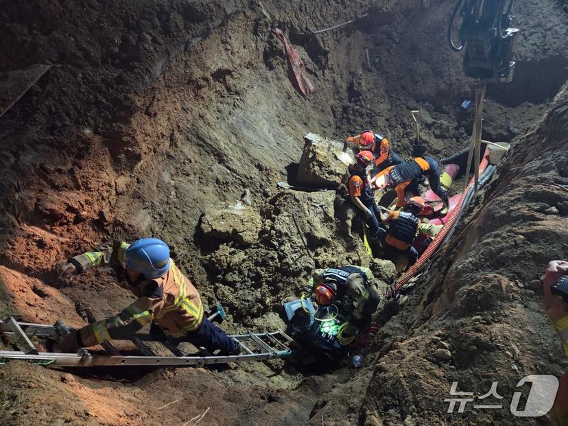 파주 관로 공사현장서 매몰사고…근로자 3명 중경상 - 뉴스1