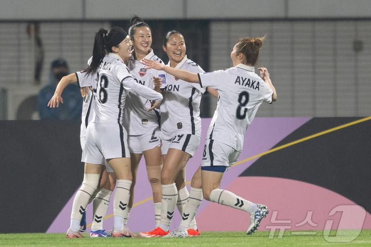 수원FC위민, AWCL서 우한에 4-0 완승…내고향축구단과 4강전 - 뉴스1