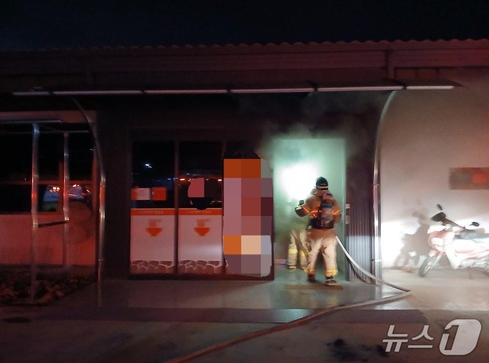새벽 칠곡 식당에 불…2명 중경상·1시간 만에 진화 - 뉴스1