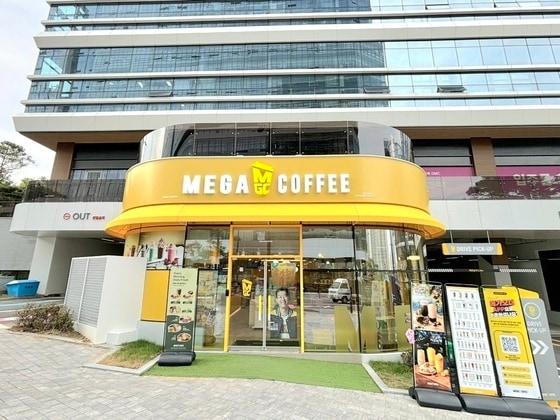 [단독] "버틸 만큼 버텼다"…메가MGC커피 '할메가' 3종 200원 인상 - 뉴스1