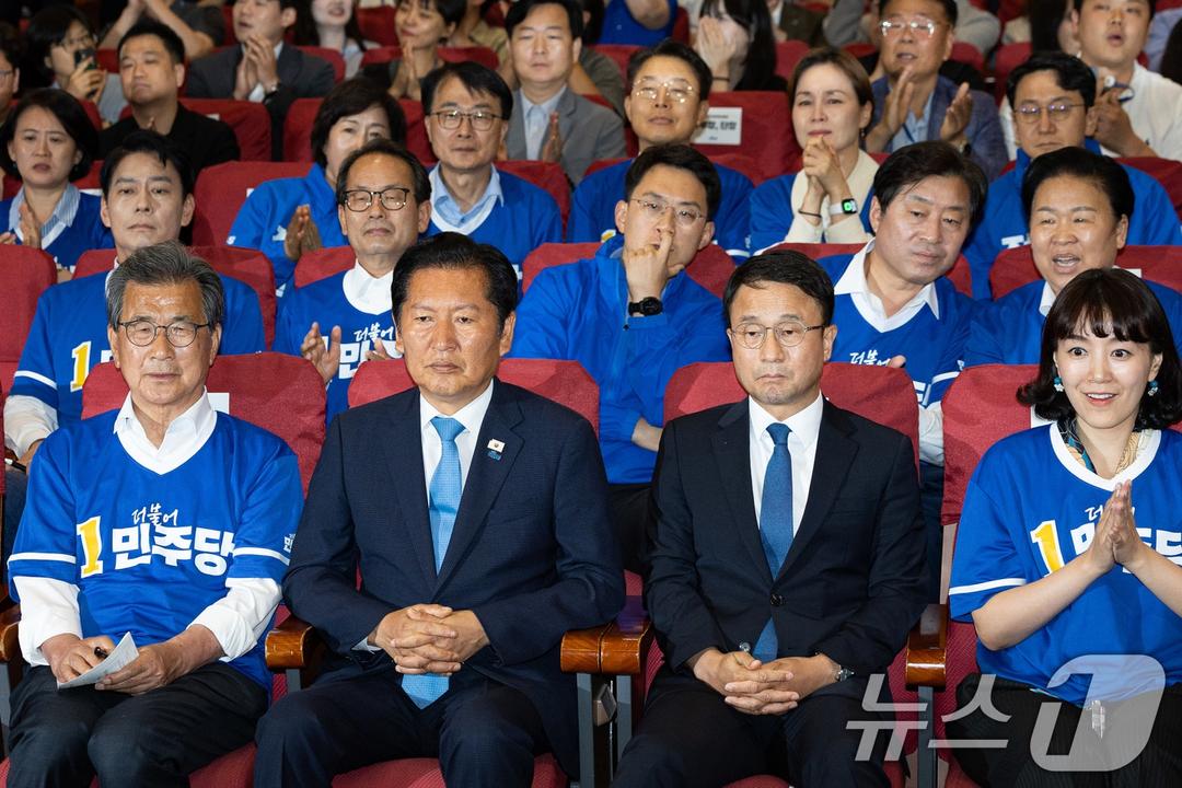 與, '11대 1' 출구조사에 환호…전재수에 함성, 김용남엔 탄식 - 뉴스1
